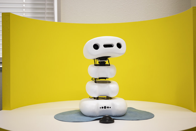 ひとりではなにもできない「弱いロボット」とつくる豊かな社会 | ストーリー | DIVERSITY IN THE ARTS TODAY